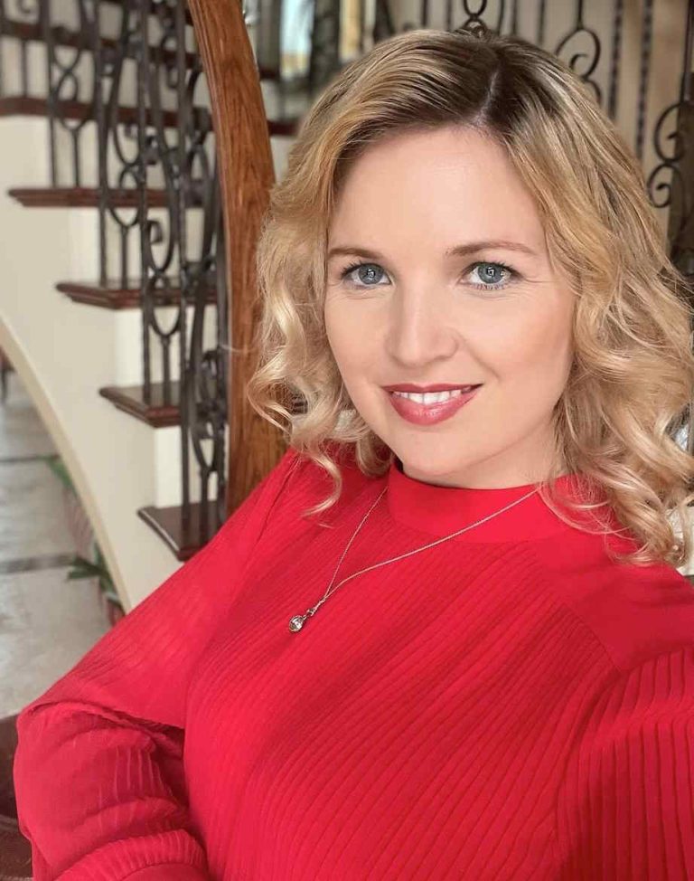 Brooke Burfitt Biography, Age, Height, Husband - mrDustBin