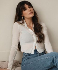 Chelsea Hobbs Biography, Age, Height, Husband - mrDustBin