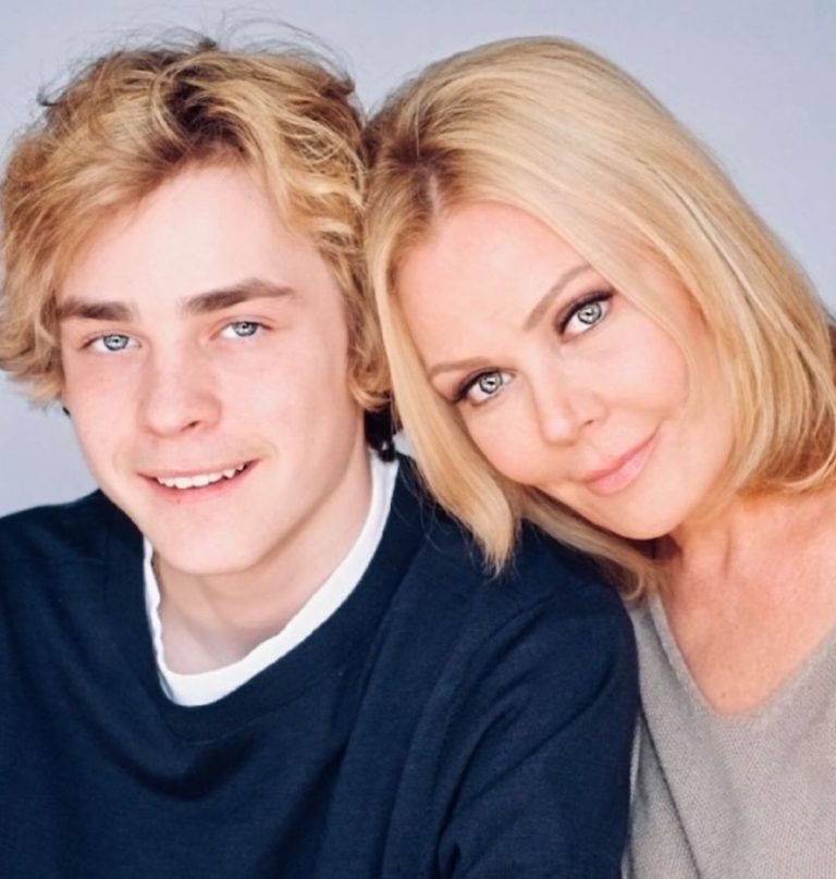 Gail O'Grady Biography, Age, Height, Husband - mrDustBin