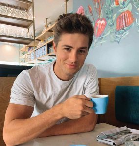 Travis Burns Biography, Age, Height & Wife - mrDustBin