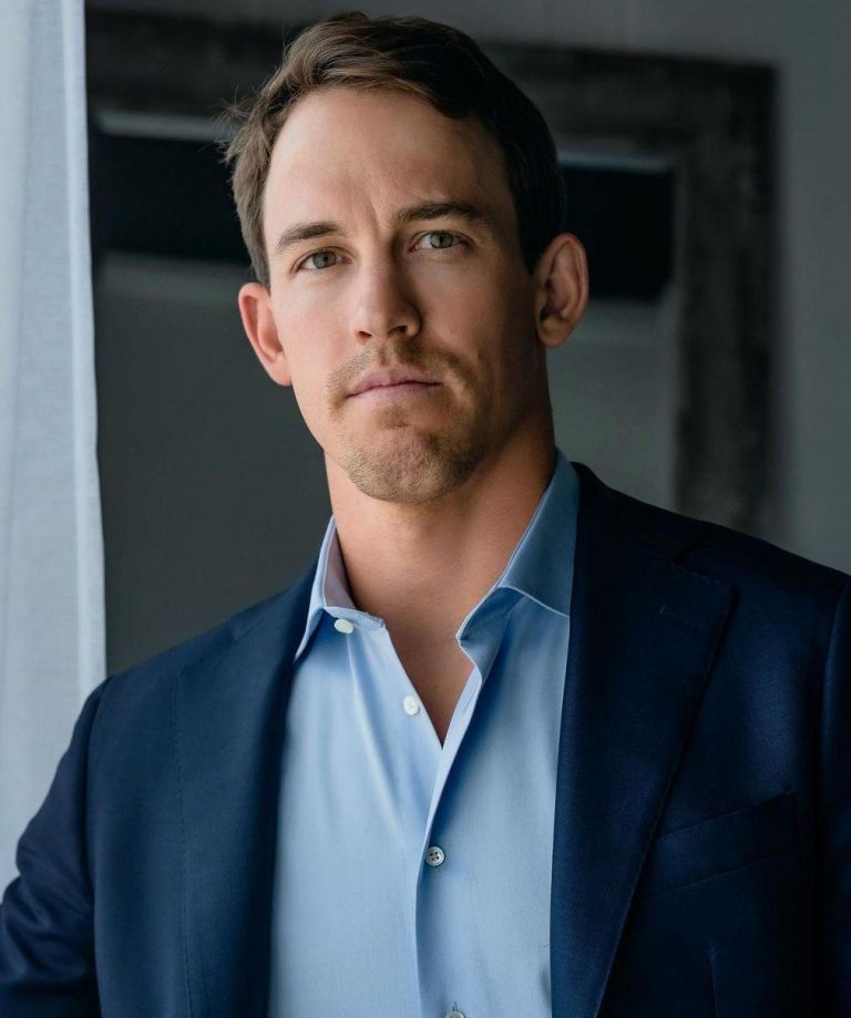 Luke Macfarlane, Age, Height, Weight, Girlfriend - mrDustBin