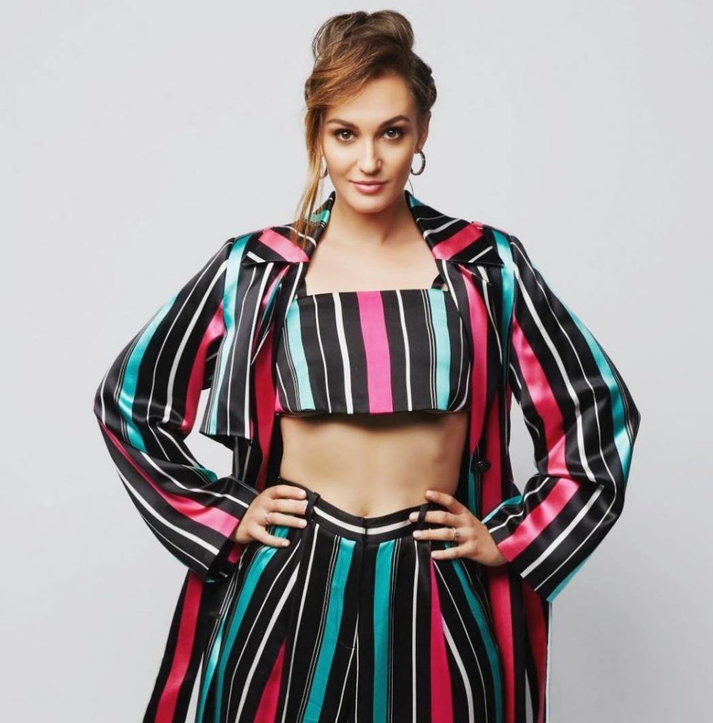 Kat Barrell Biography, Height, Age, Husband, Hallmark Movies - mrDustBin